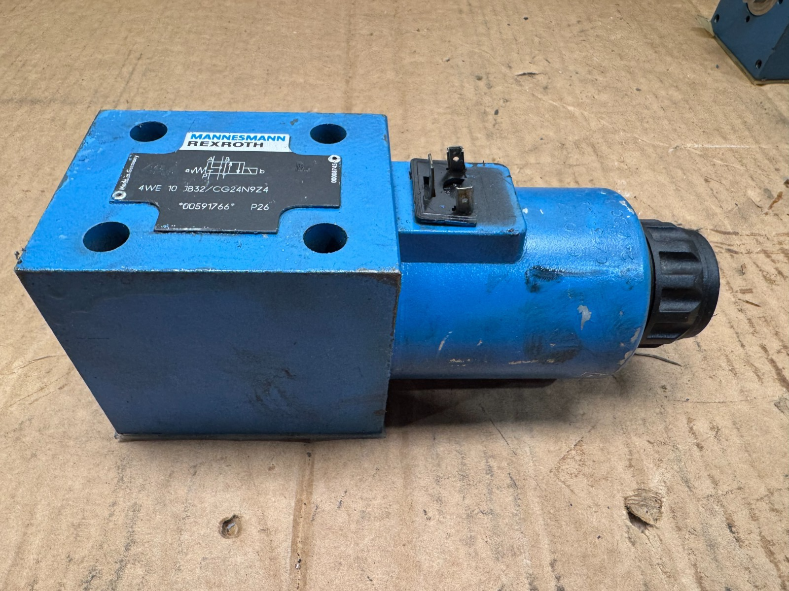 NEW REXROTH HYDRAULIC DIRECTIONAL VALVE 4WE10JB32/CG24N9Z4