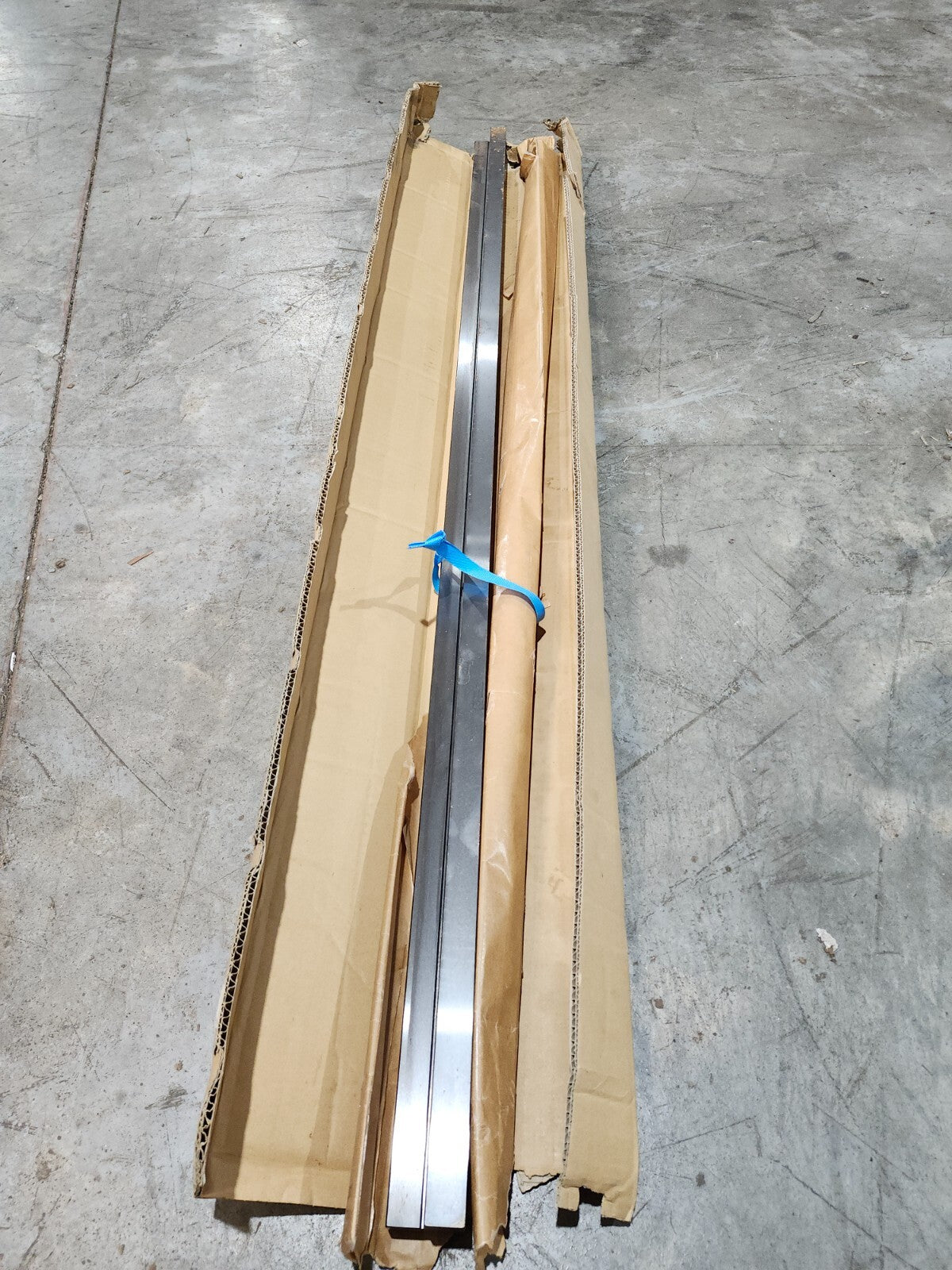 NEW IN BOX THK L SHAPED BEARING RAIL LGR52-1470