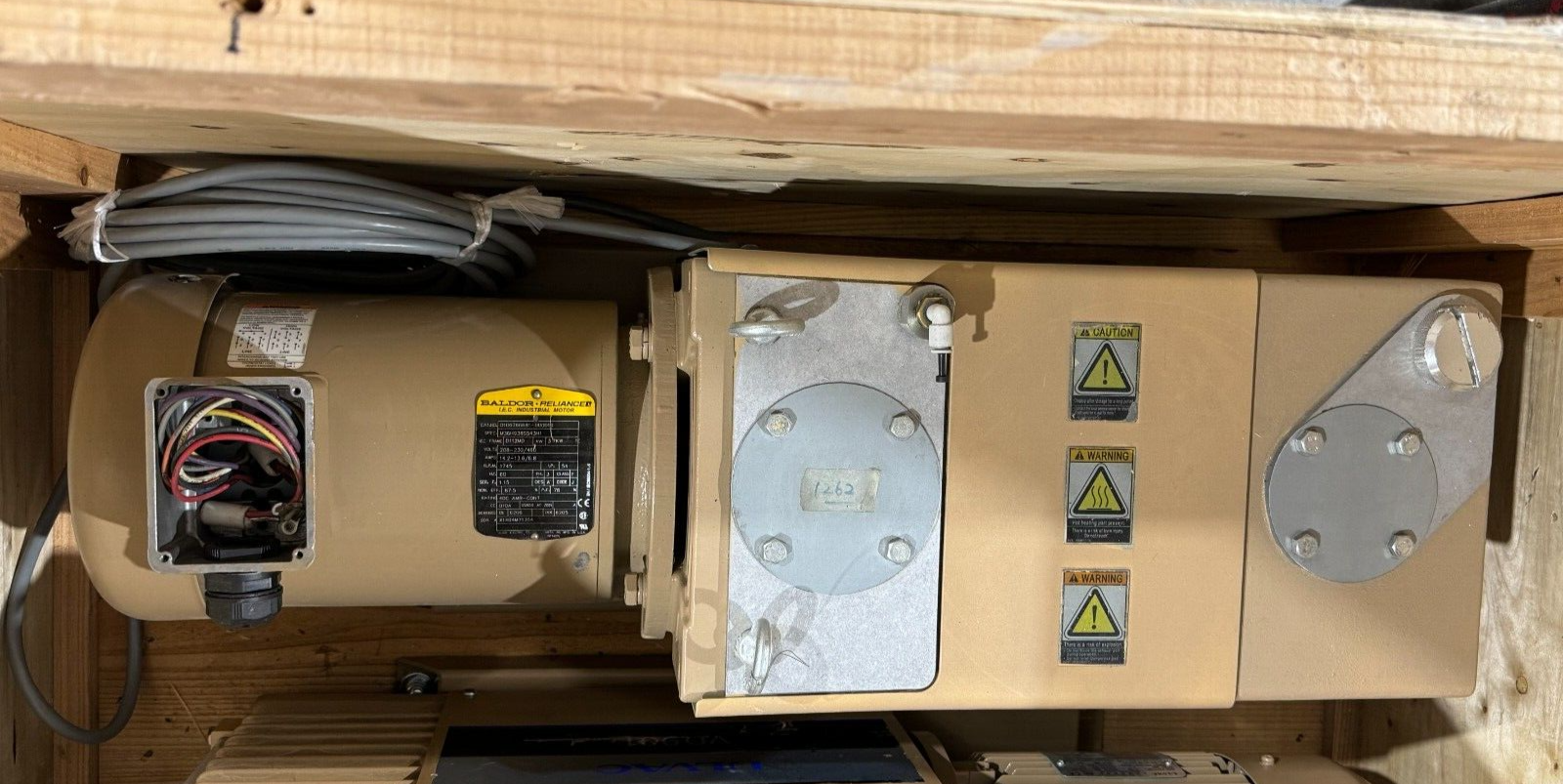 NEW ULVAC OIL SEALED ROTARY VACUUM PUMP VD901 WITH BALDOR MOTOR M36H93