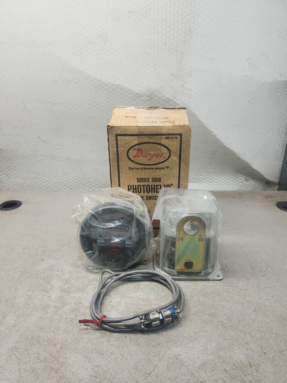 NEW IN BOX DWYER SERIES 3000 PHOTOHELIC PRESSURE SWITCH/GAGE